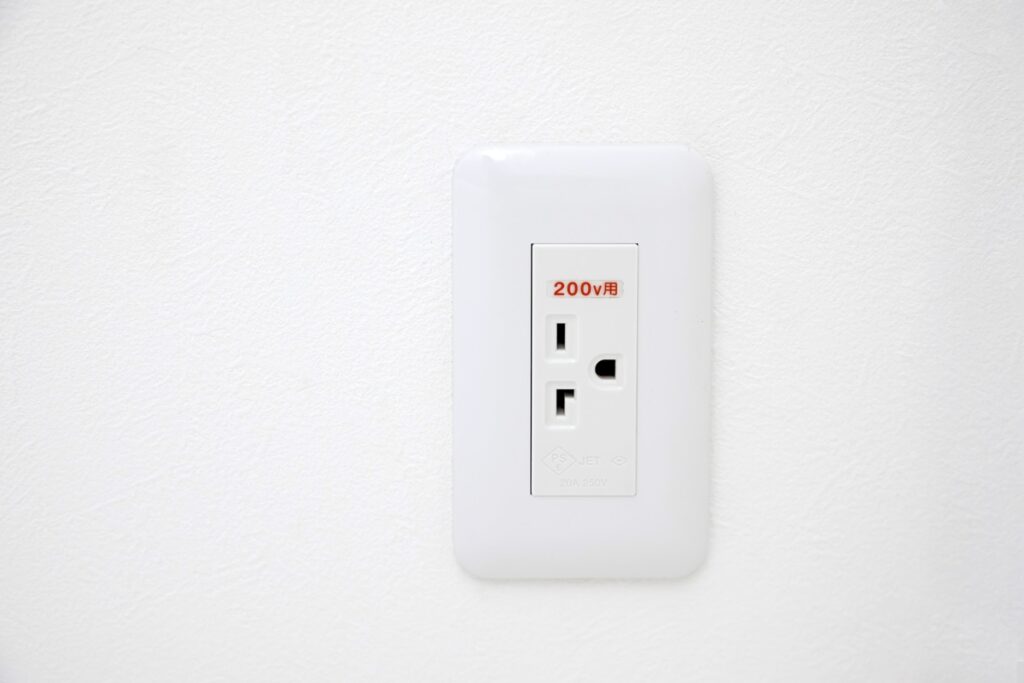 【200V工事】どこに頼むべきかすぐにわかる！工事内容と費用相場も解説 | 電気工事110番